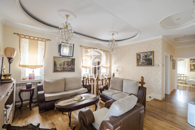 Luksuzan stan Senjak – dvorište, garaža, pogled |Divis