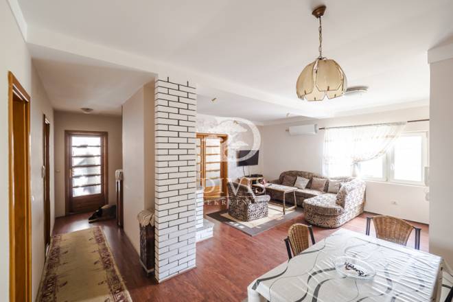 Trosoban stan kod Botaničke bašte, Budimska ulica