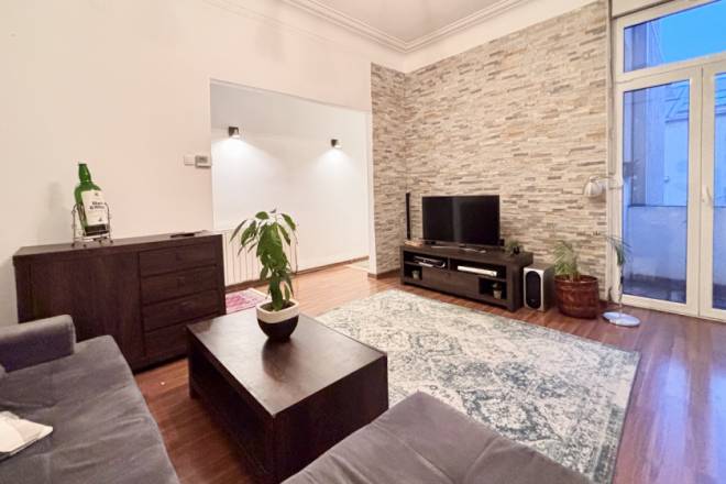 Salonski stan za izdavanje u centru Beograda sa liftom